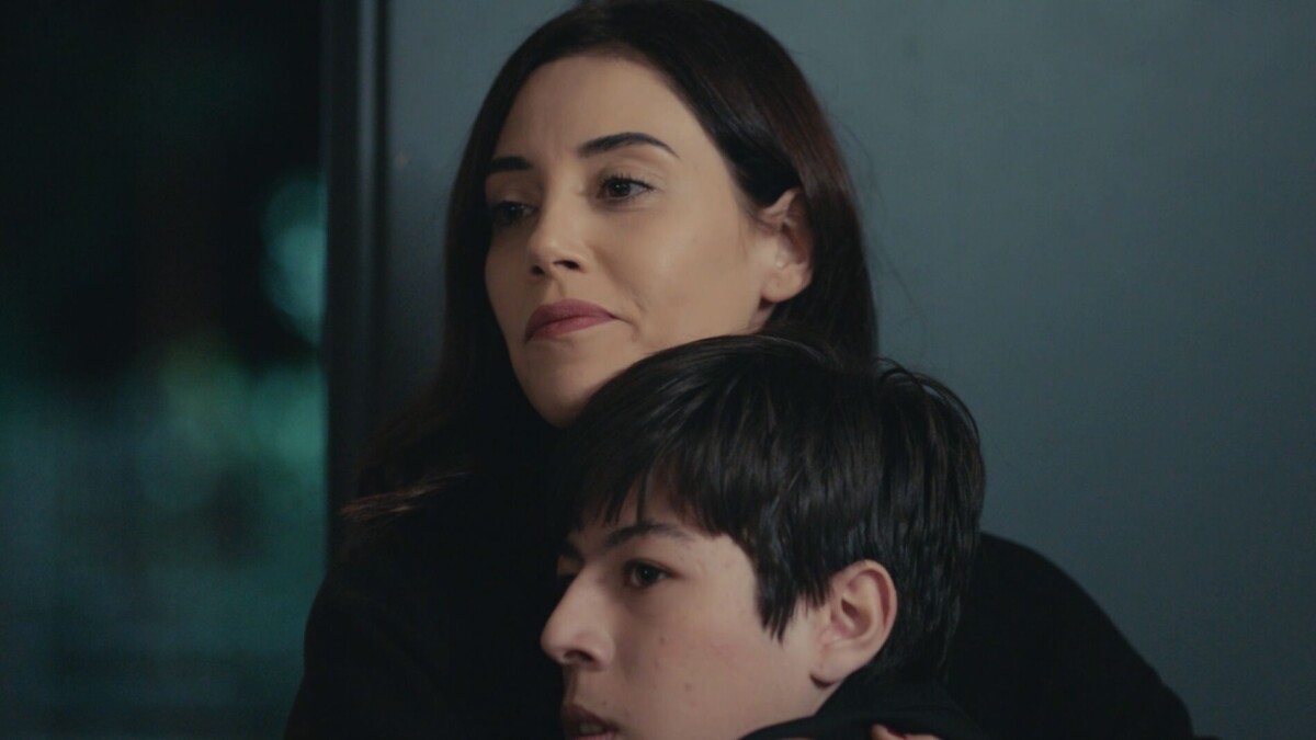 "Jamás abandonaré a Ali": Asya abraza con fuerza a su hijo - Infiel, la ...